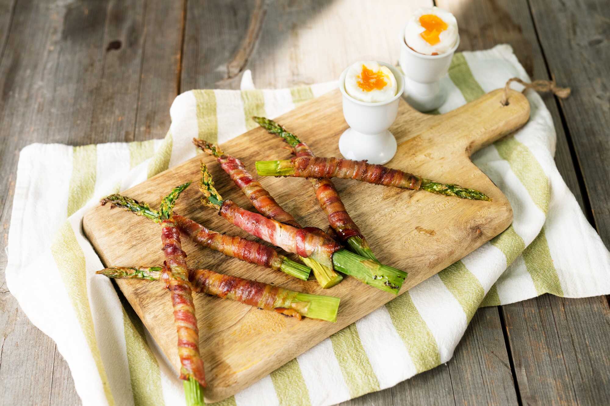 Mouillettes d'asperges, bacon et oeufs à la coque faible en calories ...