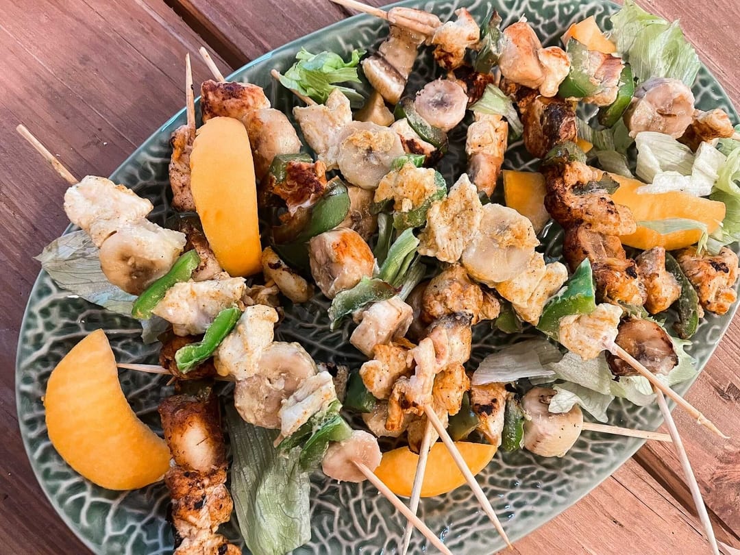 Brochettes de poulet au curry, poivrons et bananes faible en calories ...