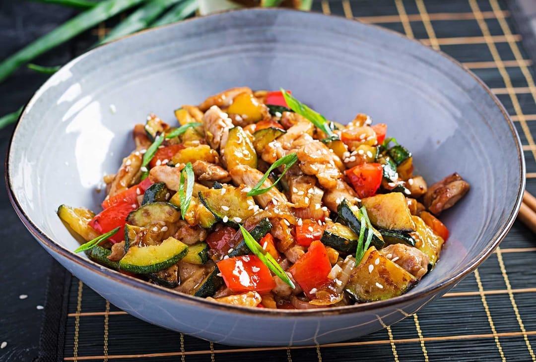 Shop suey de poulet faible en calories, riche en protéines