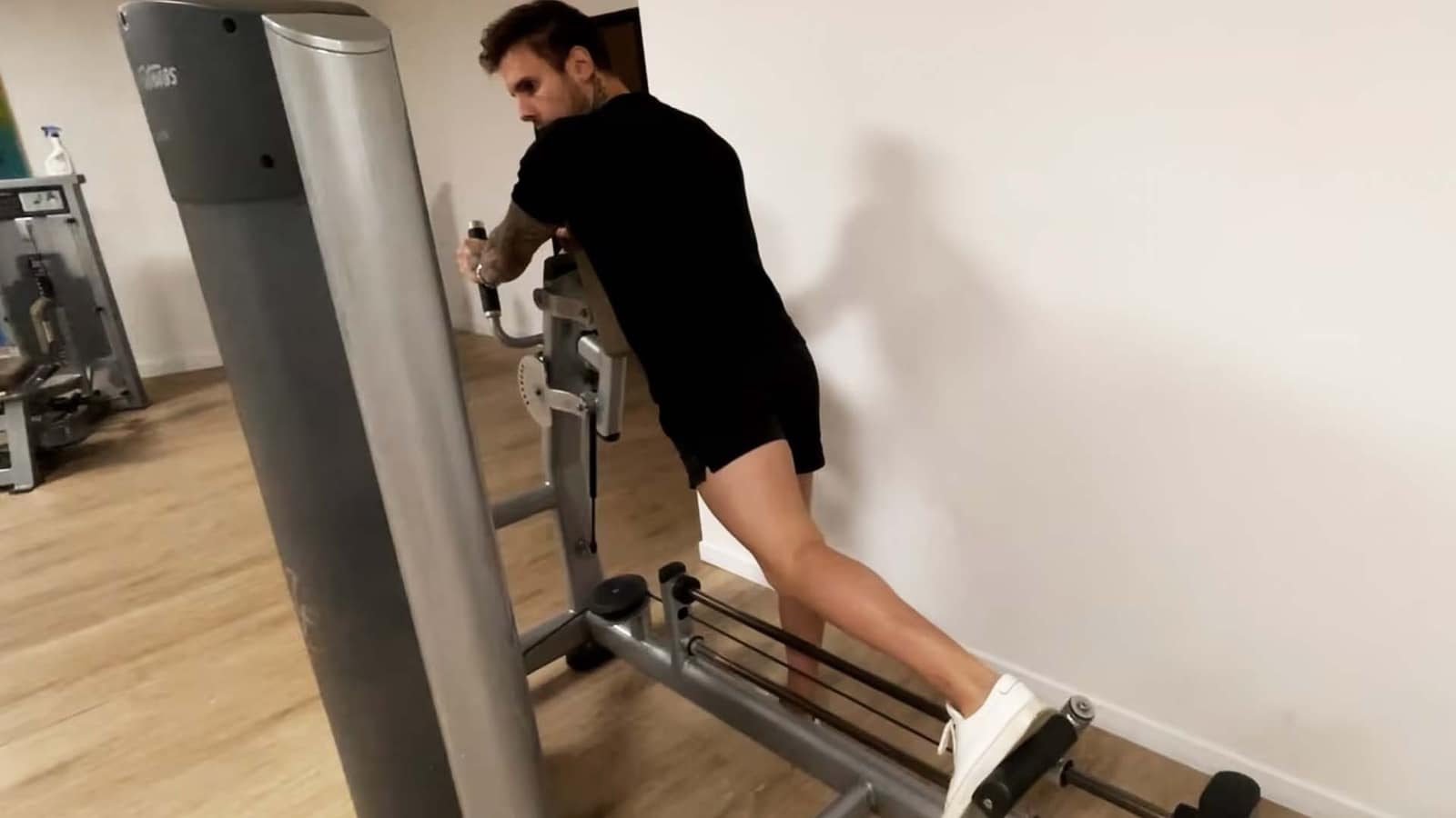 Glute Kickback Press Machine