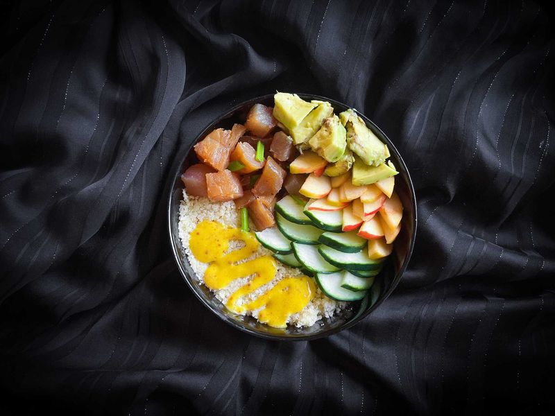 Poke bowl au riz de choux-fleurs faible en calories, riche en protéines