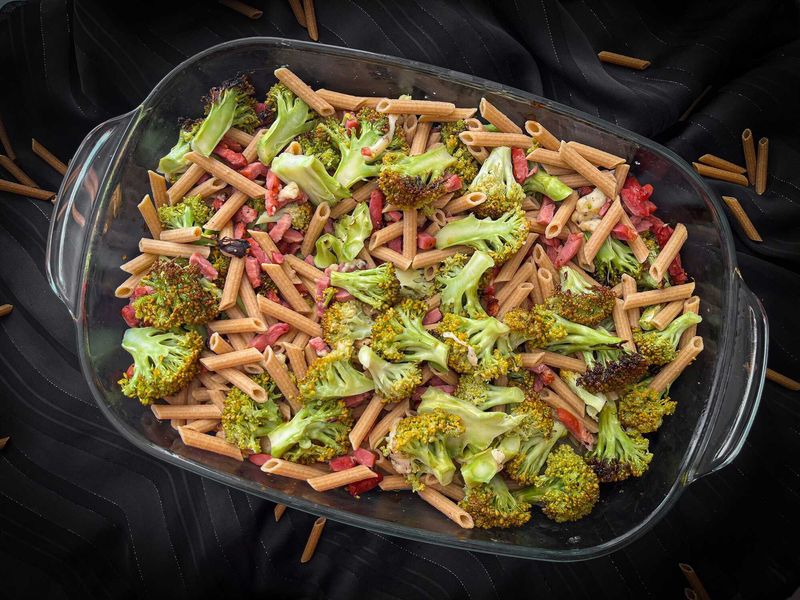 Pâtes aux brocolis, feta et lardons de dinde faible en calories, riche ...