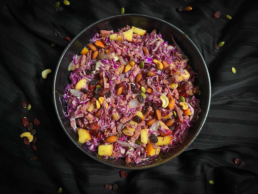 Salade de chou rouge, lardons de dinde, pommes, noix et sauce d'érable ...