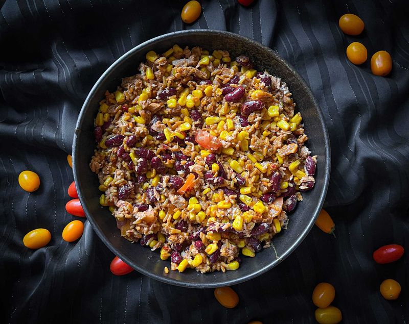 Salade de riz, mais, haricots rouges, thon et tomates faible en ...