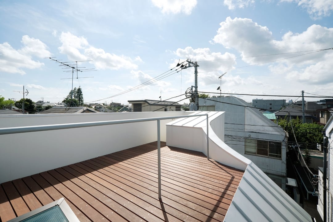 Nami-Nami (Waving) House by Yoshinori Sakano Architects