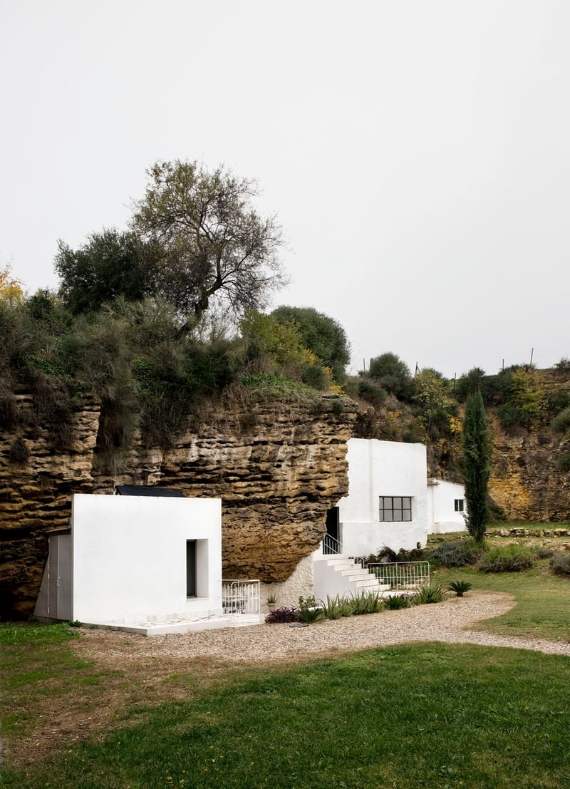 Casa Tierra (Cave House) by UMMO Estudio
