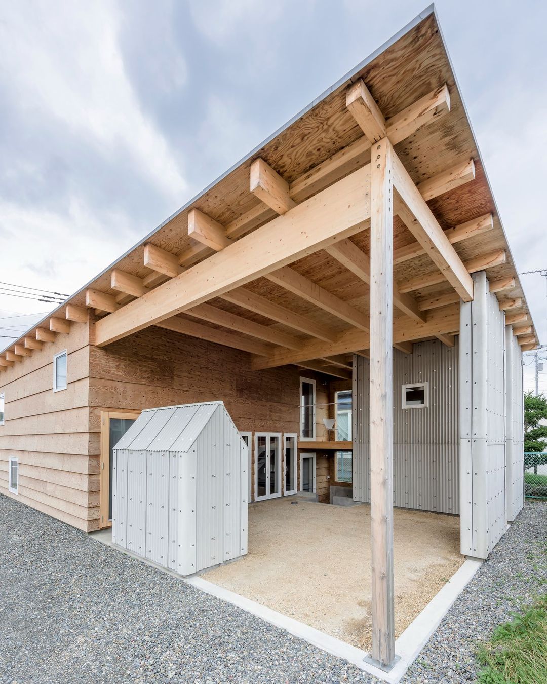 Roof and Rectangular House by Jun Igarashi Architects