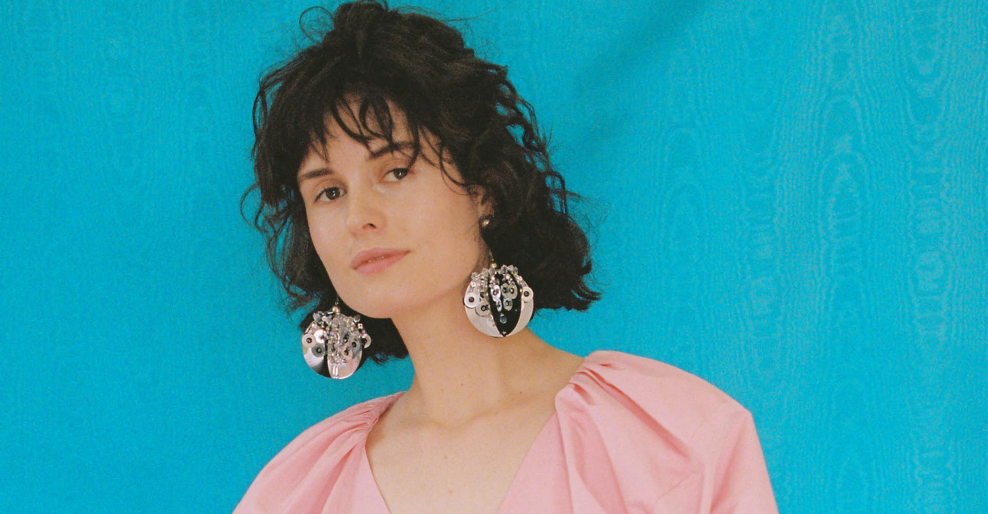 Hey Chloe Hill, I like your curly hair | Ensemble Magazine