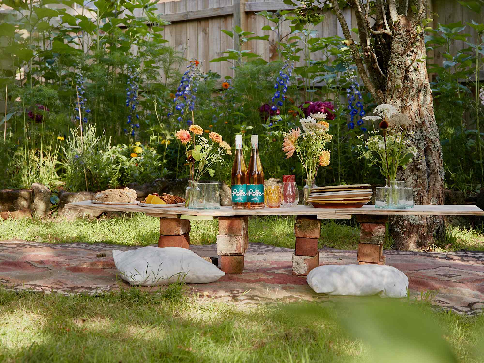 How to throw a fuss-free, dreamy backyard picnic | Ensemble Magazine