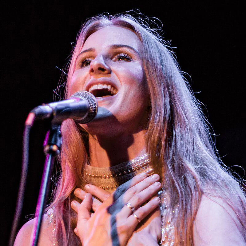 Vera Blue - Concert Reviews | LiveRate