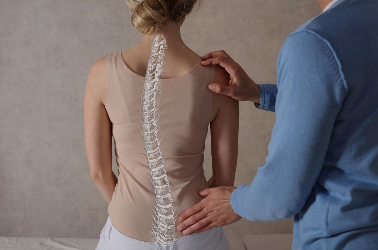 Rounded Shoulders: Meaning, Causes, Symptoms & Exercise to Fix it ...