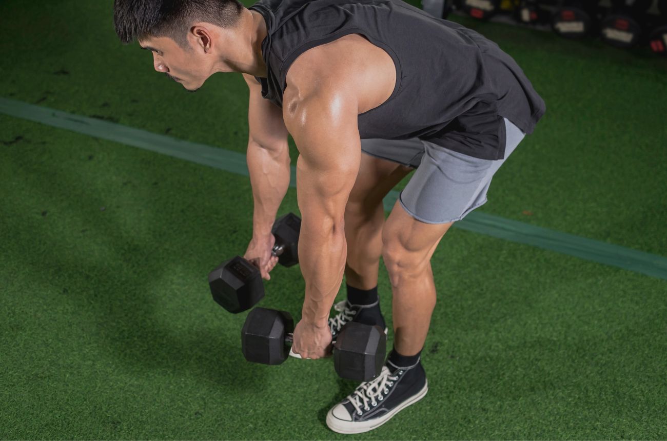 How to Do Romanian Deadlift: Correct Form, Variations, Muscles Worked ...