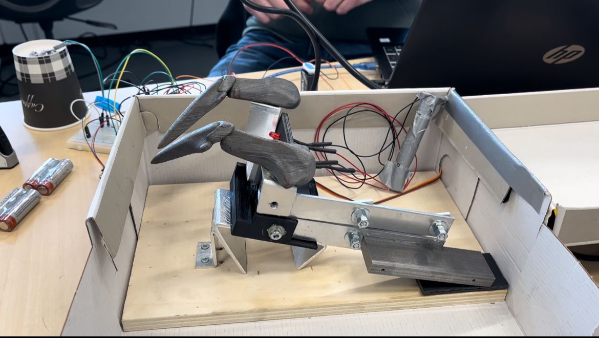 Creature in a box // Synthesizer by Demian Verheesen + Joshua Fechner ...