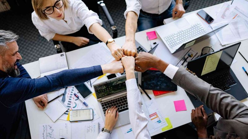 5 Characteristics of a Sales Team Leader | PhoneBurner