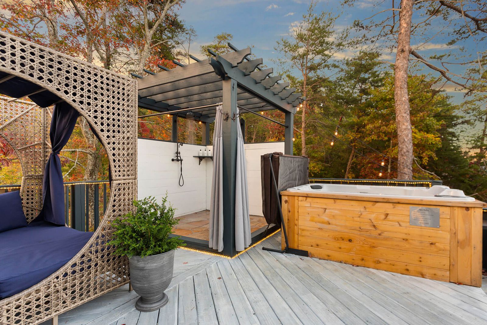 New Honeymoon Treehouse - Bolt Farm Treehouse