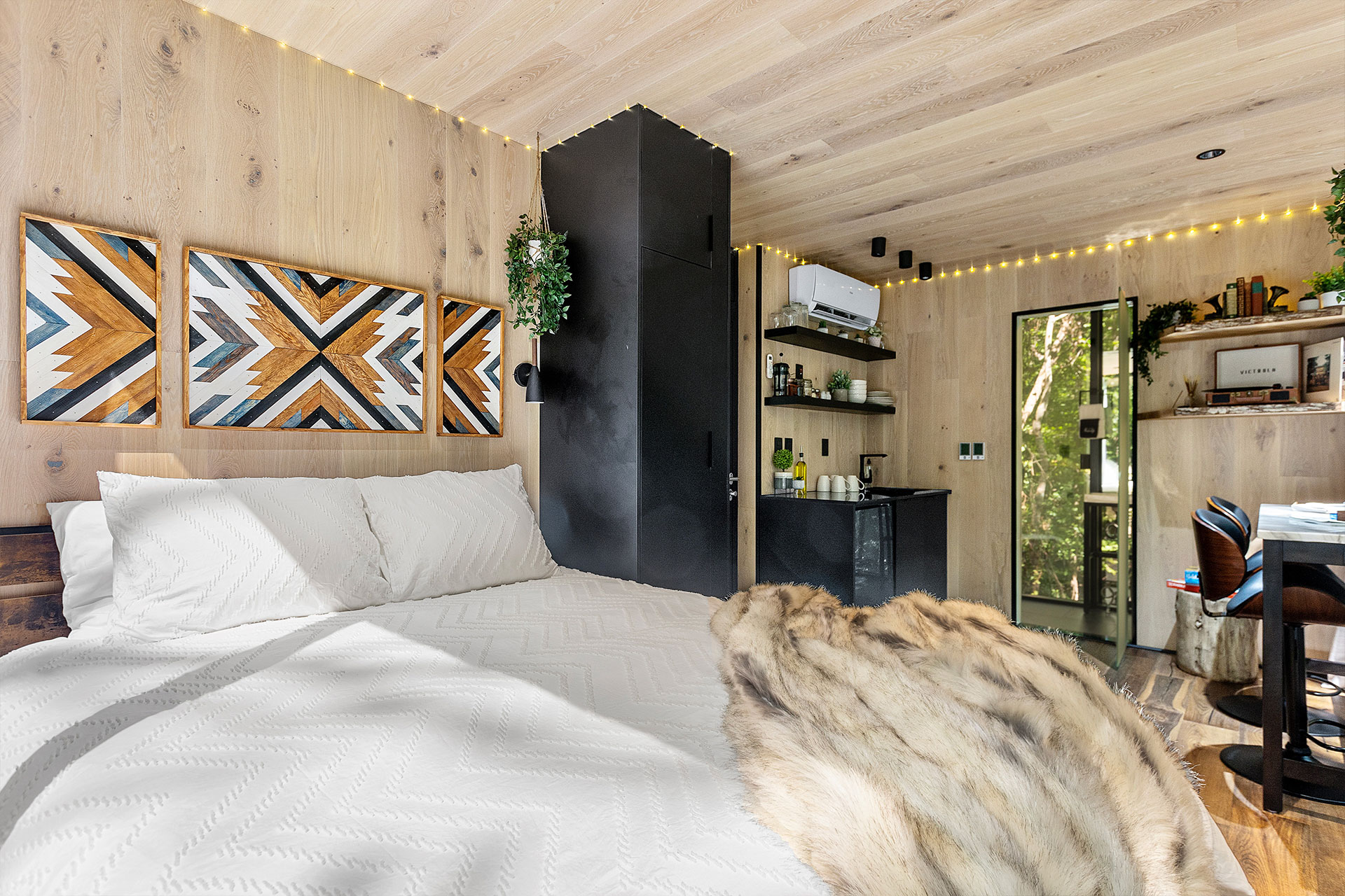 5 Reasons to Book A Getaway to the Mirror Cabins at Bolt Farm Treehouse