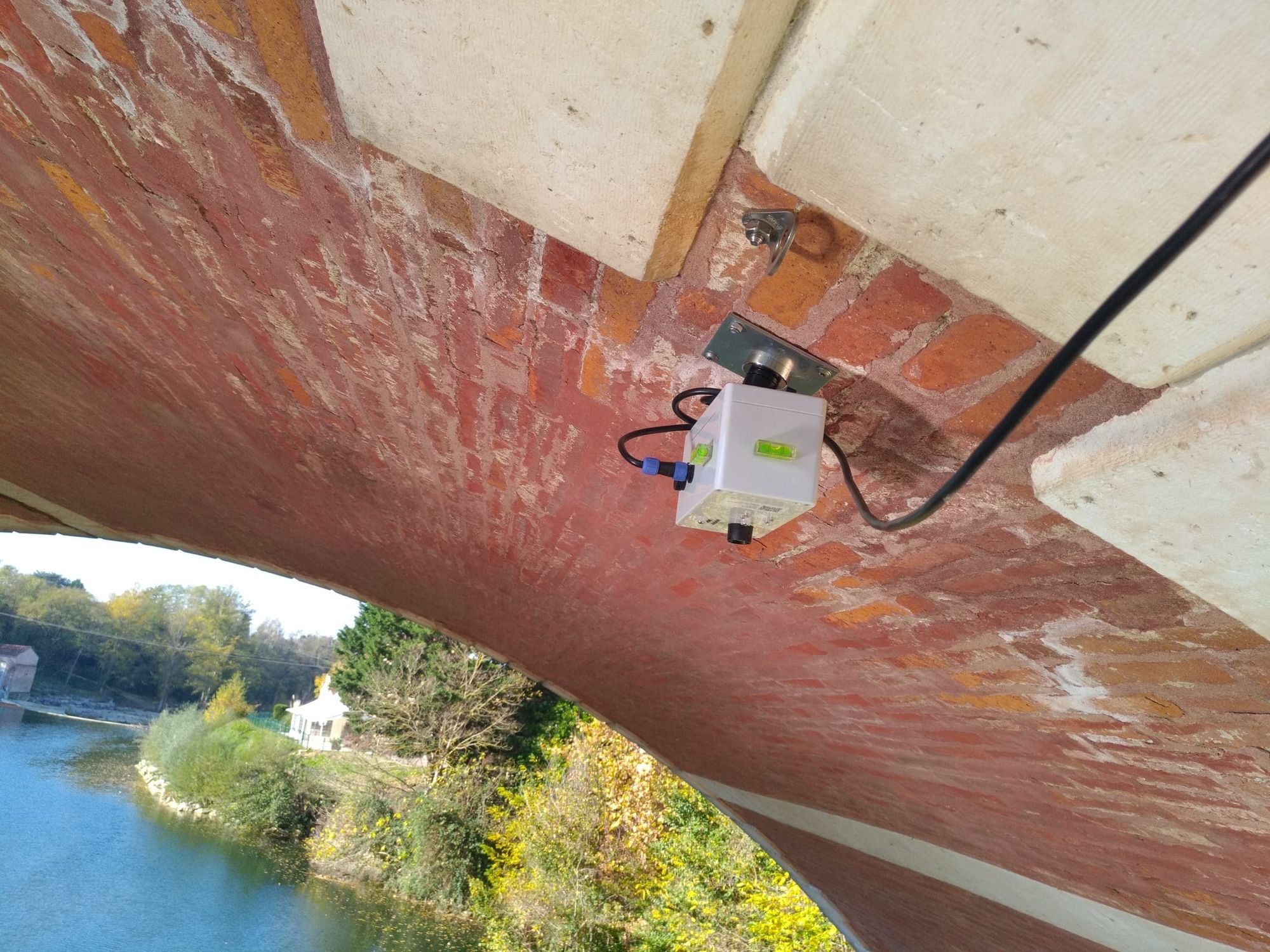 AI-based early warning system for river floods