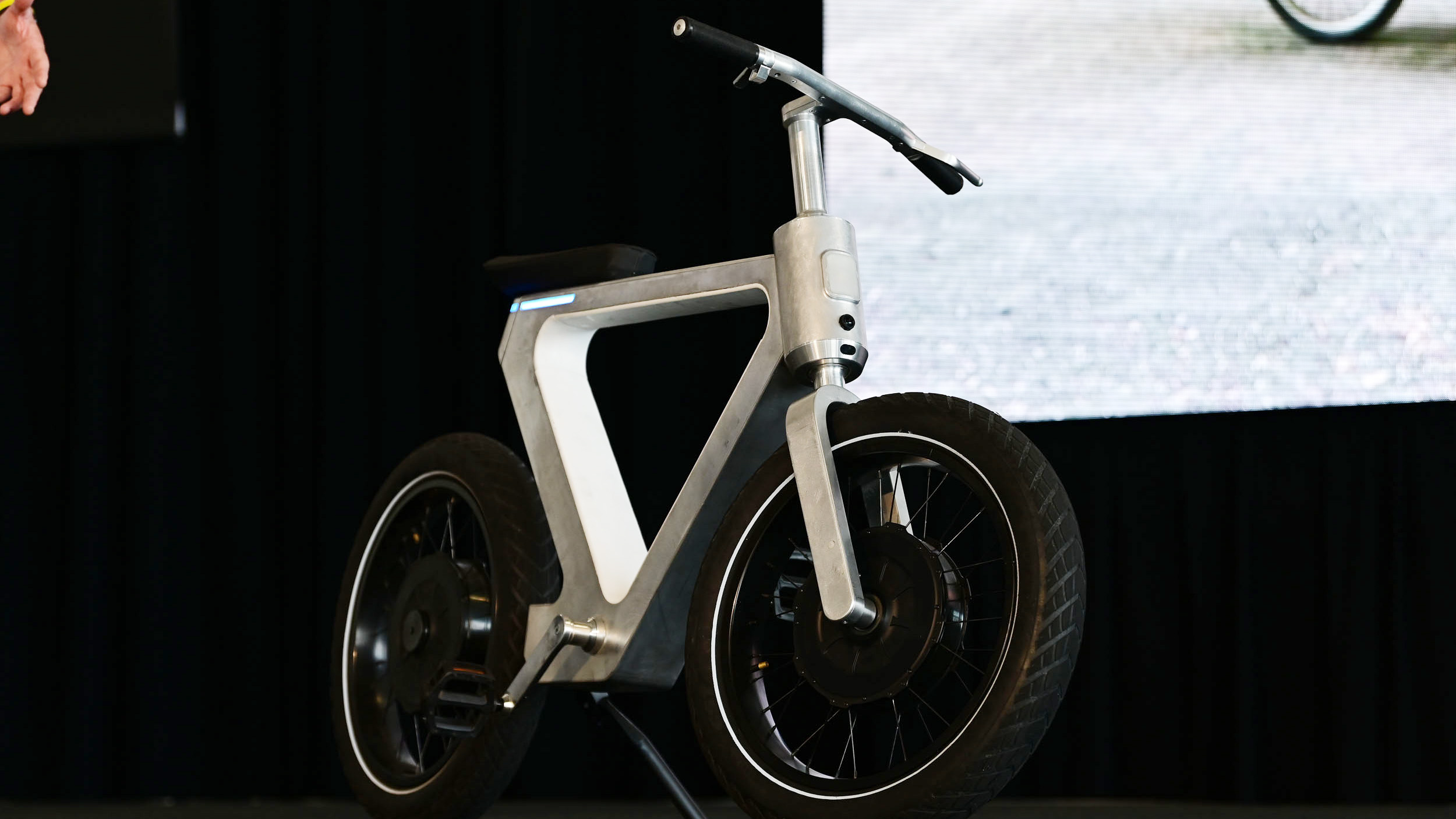 Weel Introduces Self-Balancing, AI-Copiloted Electric Bike of the Future