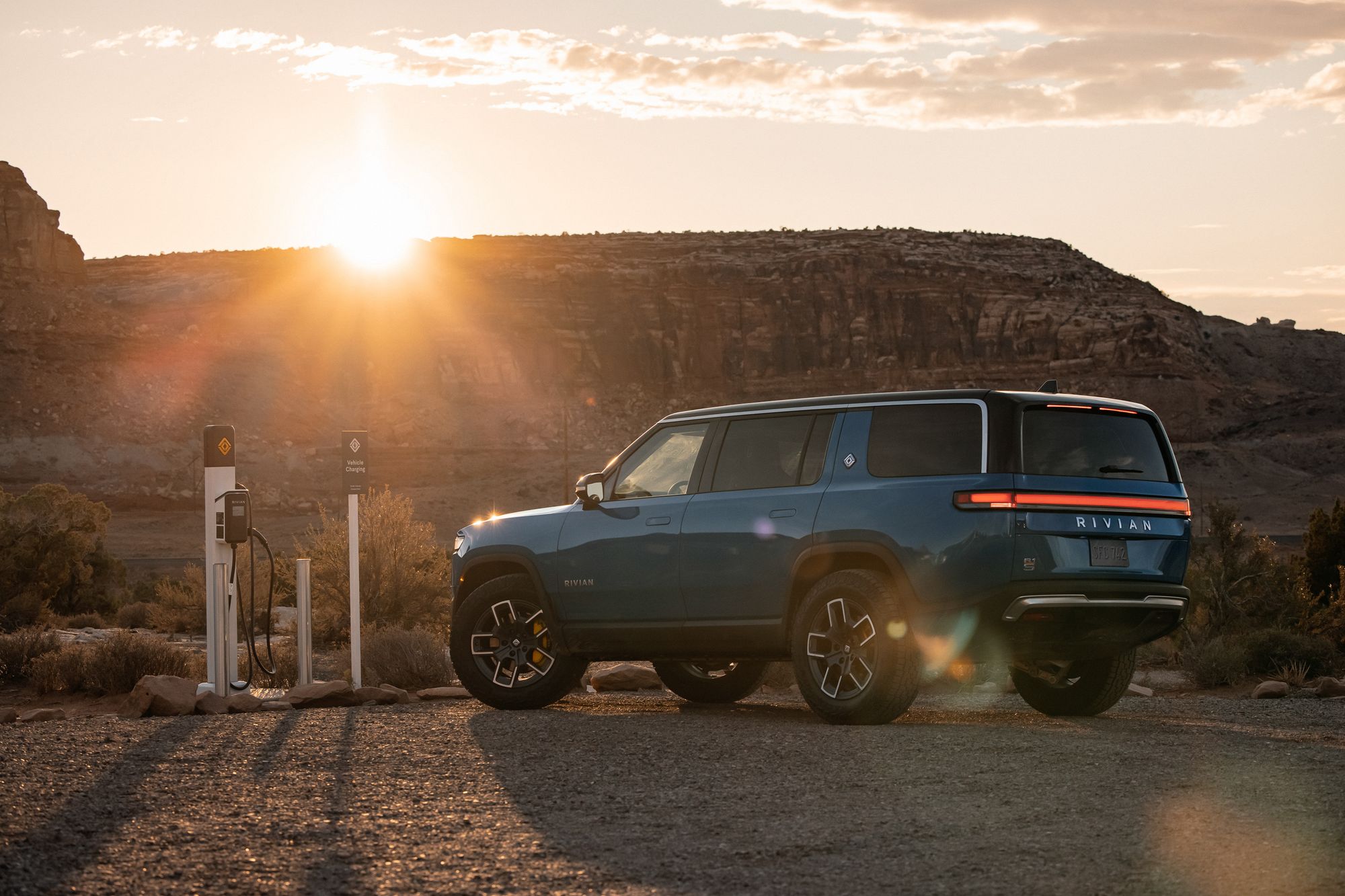 Explore the Rivian R1S Dual Motor (Large Pack) | EV.Guide