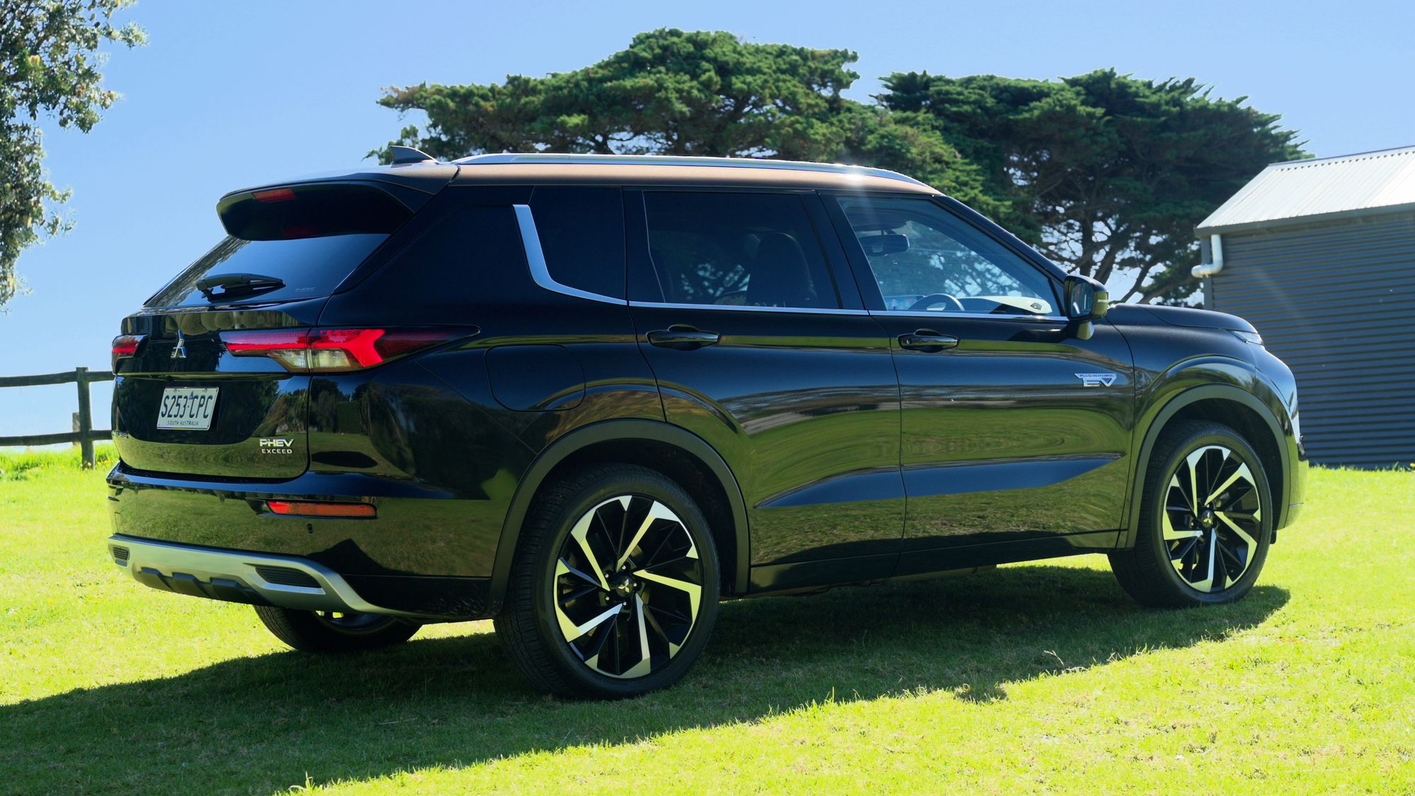 2023 Mitsubishi Outlander PHEV Exceed Tourer Review | Car Sauce