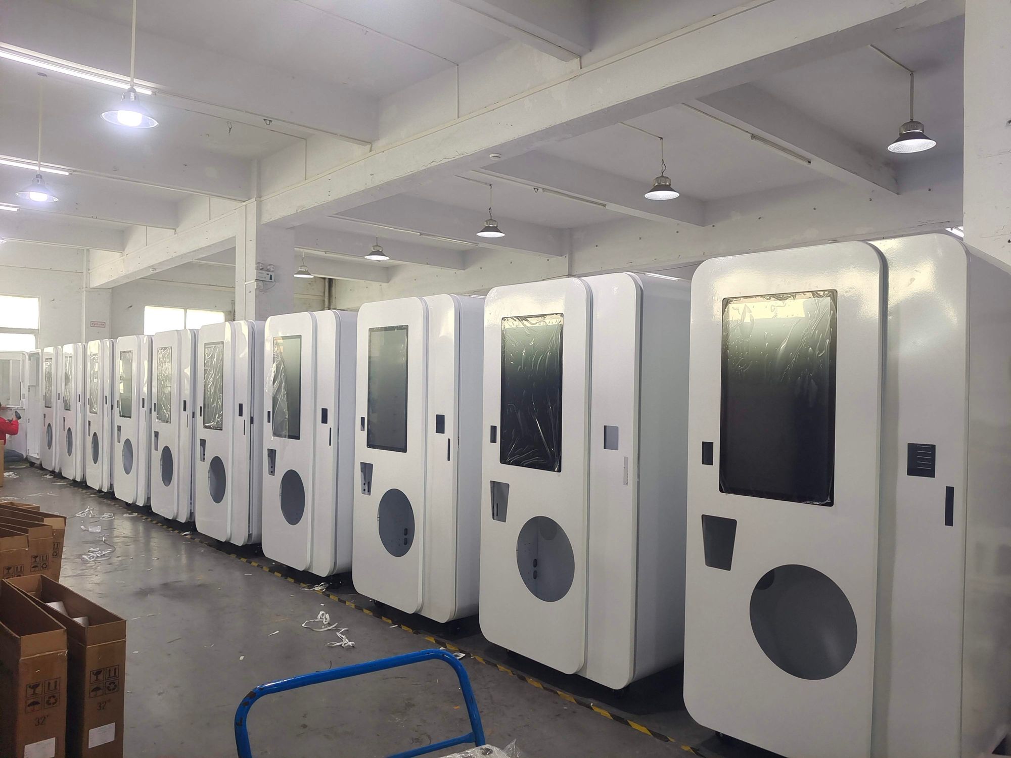 Bella's - Automated robotic frozen yogurt machine