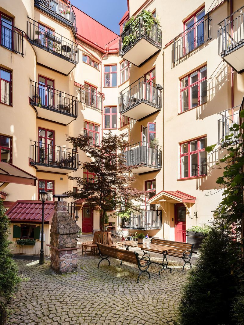 Tredje Långgatan 32 A – Entrance Fastighetsmäkleri